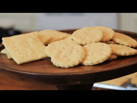 EASY 6-Ingredient Homemade Crackers | SisterDIY.com