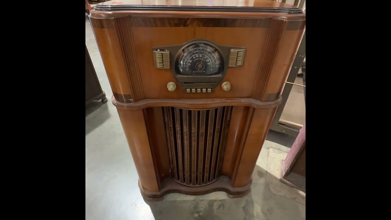 Zenith console radio with rotor wavemagnet