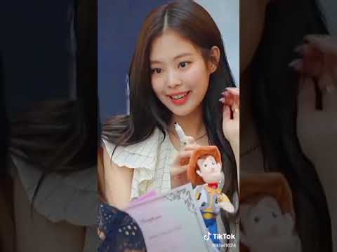 UNA BLINK ESTABA EN UNA FIRMA DE AUTOGRAFOS ????Y SE CAE Y BLACKPINK???? AL VER ESTO Mira su Reacción..