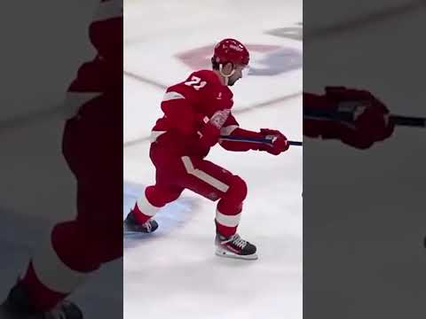 NO-LOOK assist from Dylan Larkin ๐