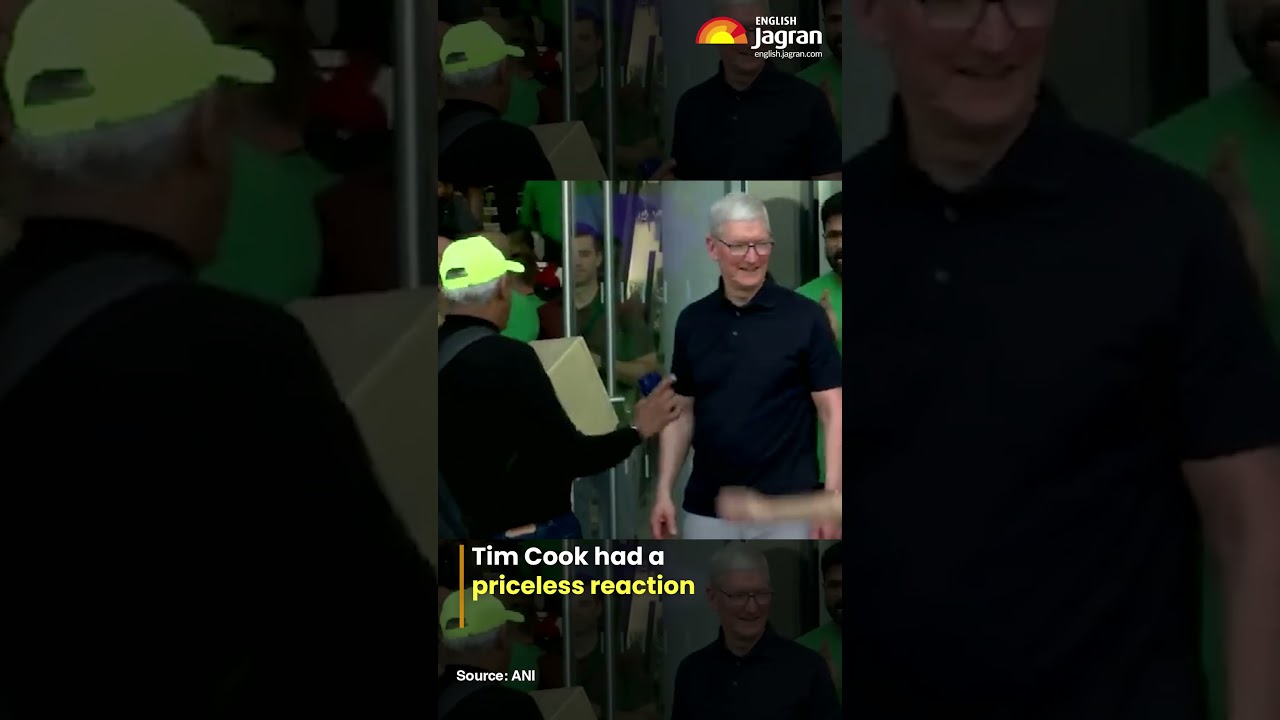 Tim Cook39s Reaction After Man Brings 33 Year Old Macintosh English News