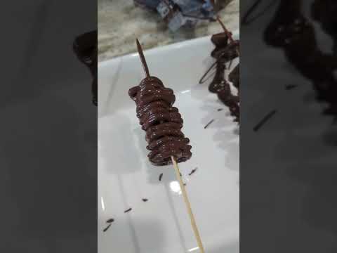 How To Create Perfect Chocolate Dipped Pretzel Twists: Short and Sweet