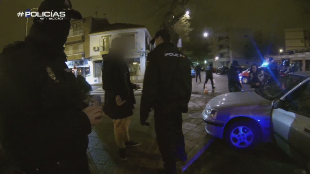 Policías en acción: Un vecino con una planta de marihuana en un carrito