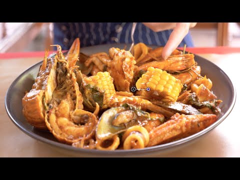Filipina And Farang Try Thai Food At Ruenthai Restaurant In Pattaya
