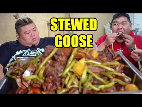 Brother Hou stewed it in an iron pot for two hours, the more the goose chewed