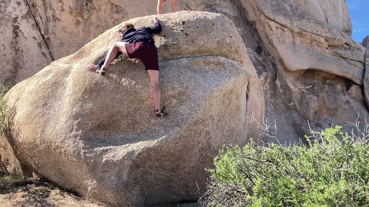 Split End Left V0 - HVCG Boulders - Joshua Tree National Park