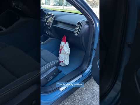 The Volvo C40 recharge has the most functional interior EVER