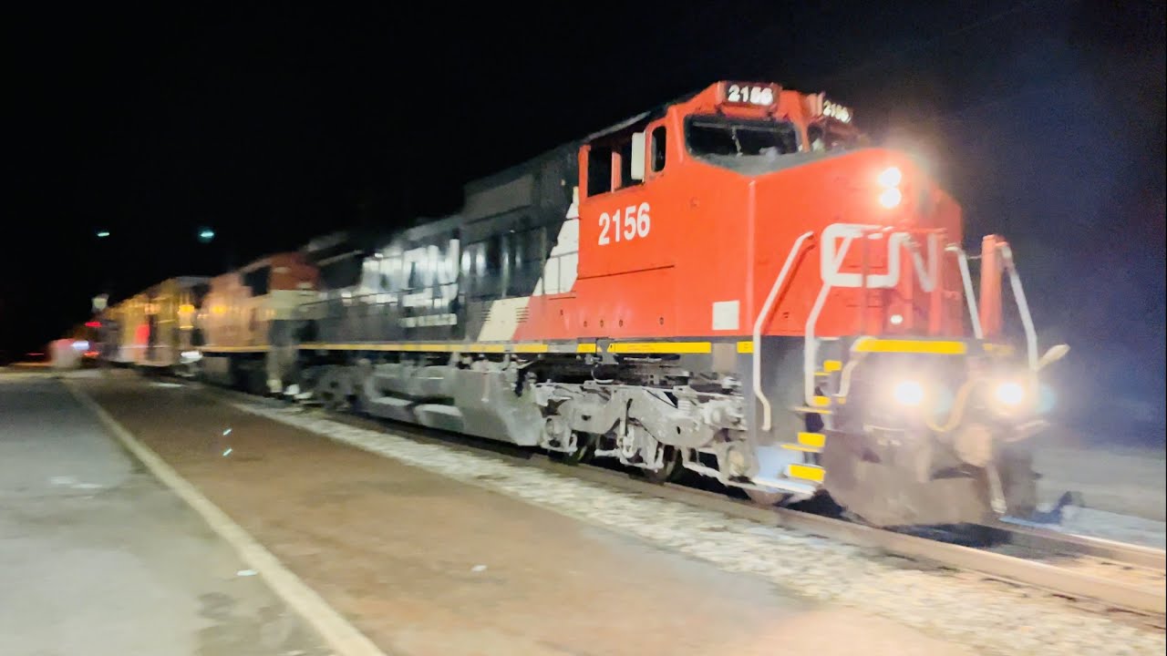CN 2156 C40-8W and BCOL C40-8M Lead Dash 8 Duo!