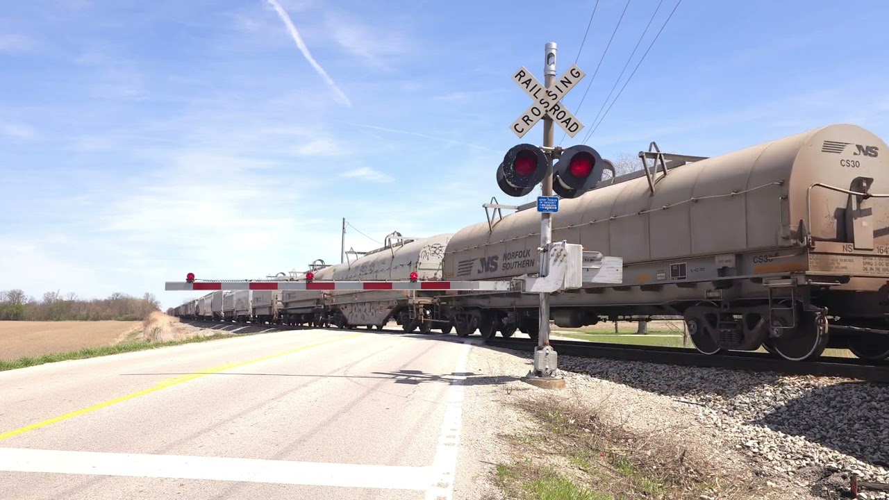 BNSF 7554 Leads Manifest w/ UP West | CR 592 Railroad Crossing, Fostoria, OH