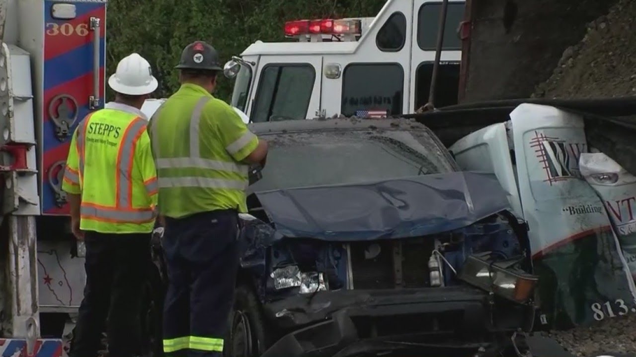Crash shuts down I-75 southbound for hours, at least 1 dead