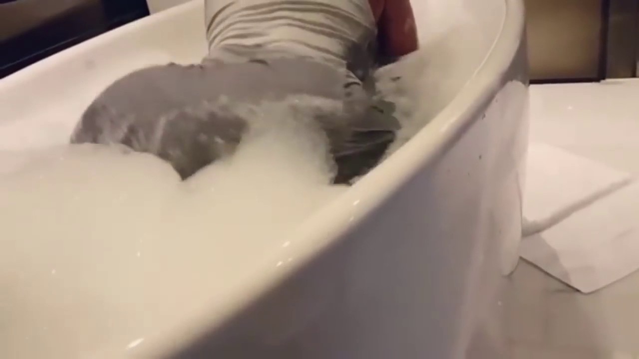 Best booty twerk ( Vera Sidika) Twerking in a bath tub