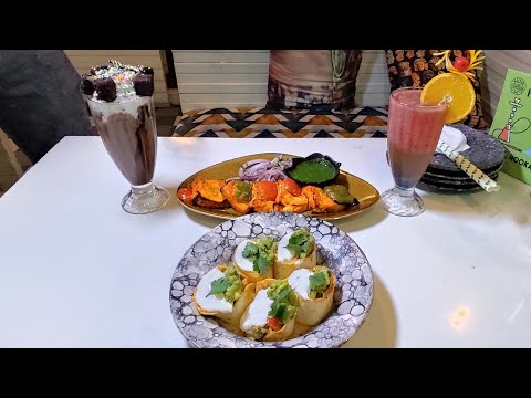 Connaught Place best cafe || Cafe Hawkers Delhi # desifoodvlogger #cafehawkers #delhifood
