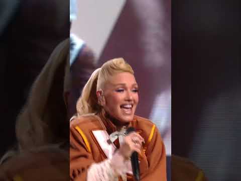 @gwenstefani singing "Hollaback Girl" at the #AMAs... that's my sh*t