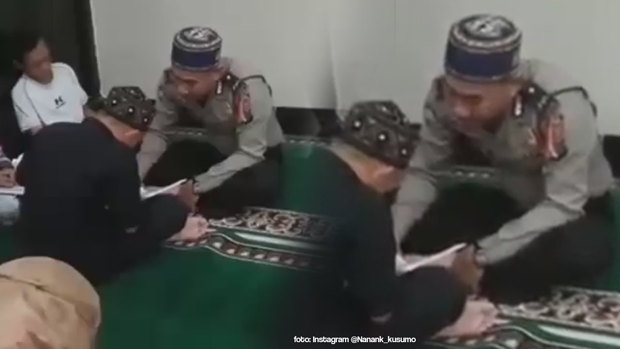 Video Viral Sosok Polisi Mengajar Mengaji