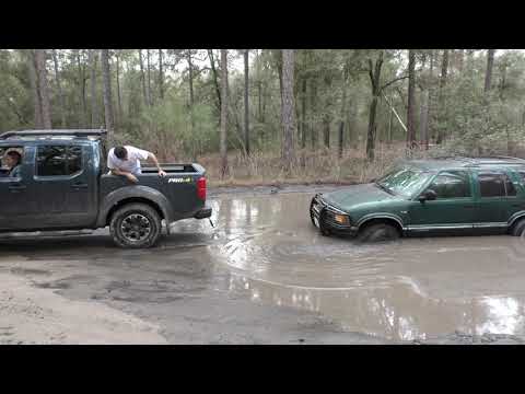 Nissan Frontier PRO-4x Trying to Rescue a 4x4 Chevy Blazer