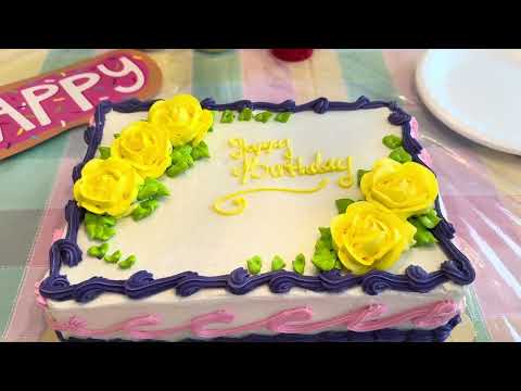 This Grocery Store’s Bakery Has The Best Birthday Cakes In Our Opinion