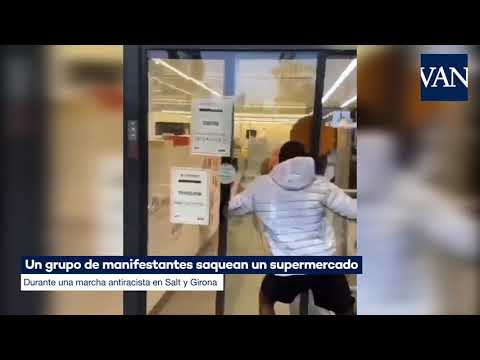 Un grupo de manifestantes saquean un supermercado durante una marcha antiracista en Salt y Girona