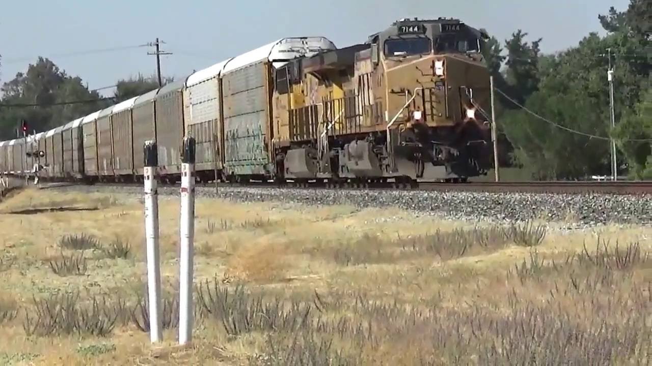 UP 7144 empty autoracks south [HD]