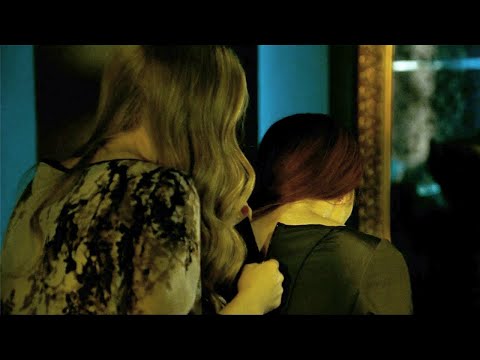 [0025] Unzipping Julianne Moore in Chloe (2009)
