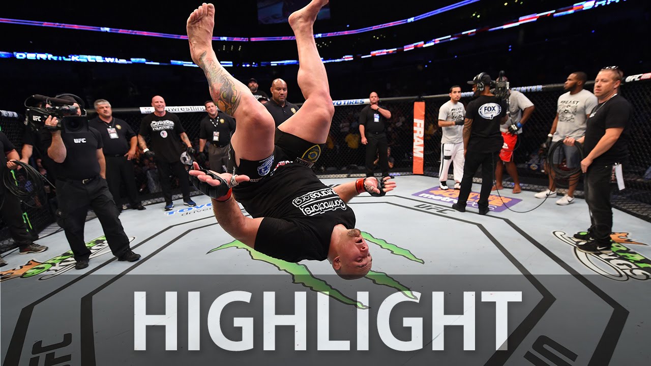 Heavyweight Shawn Jordan delivers brutal hook kick on Derrick Lewis