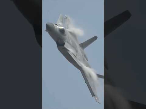 Surprisingly maneuverable Chinese 5th generation stealth fighter J-20 perform full power High G turn