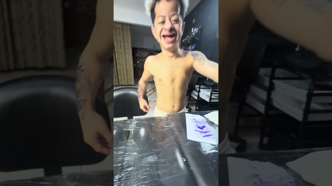 Luquinhas anao fazendo tatuagem nele mesmo #humor #luquinha #comedia