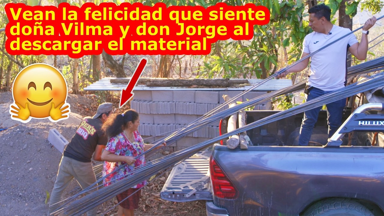 Doña Vilma feliz descargando el material para su casita tan soñada - Ediciones Mendoza