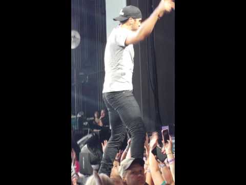 25 Times Celebrities Fell Offstage - Celebrity On-Stage Falls