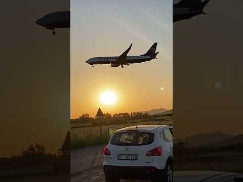 ATTERRAGGIO DI RYANAIR ALL’AEROPORTO DI ALGHERO DA BOLOGNA (Boeing 737-8AS)