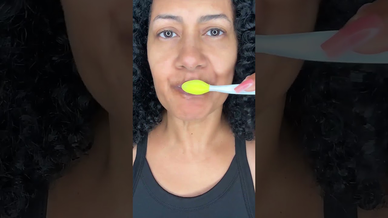 Lip exfoliating brush