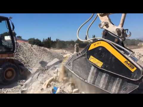 The MB crusher bucket and screening bucket join forces!