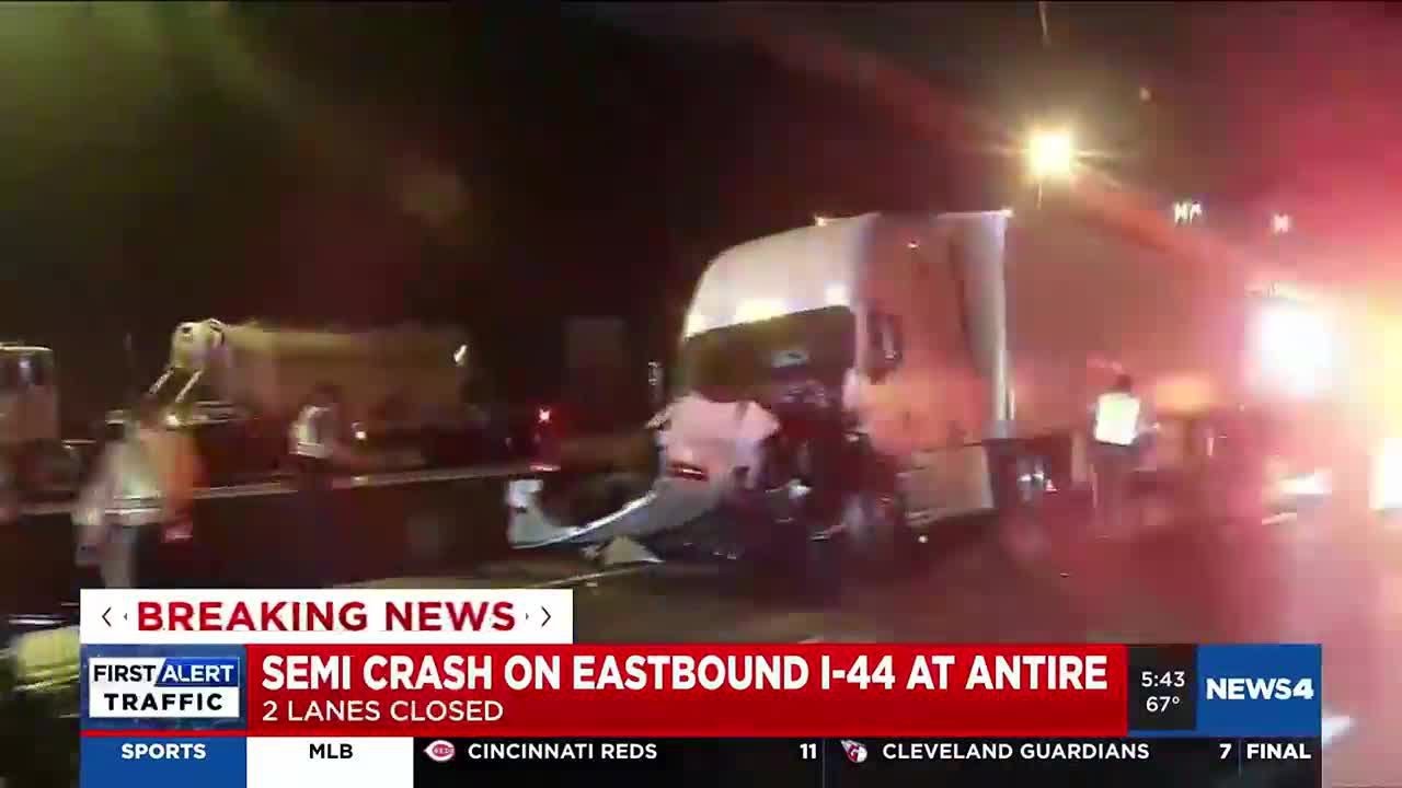 2 lanes of EB I-44 closed after crash involving tractor-trailer