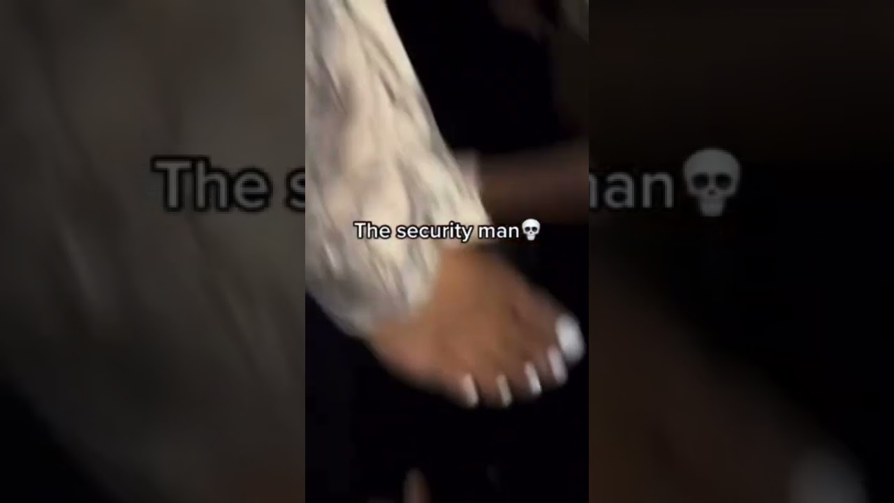 Security couldn’t believe how fan was gripping shenseea’s toes 😳#shorts #lol