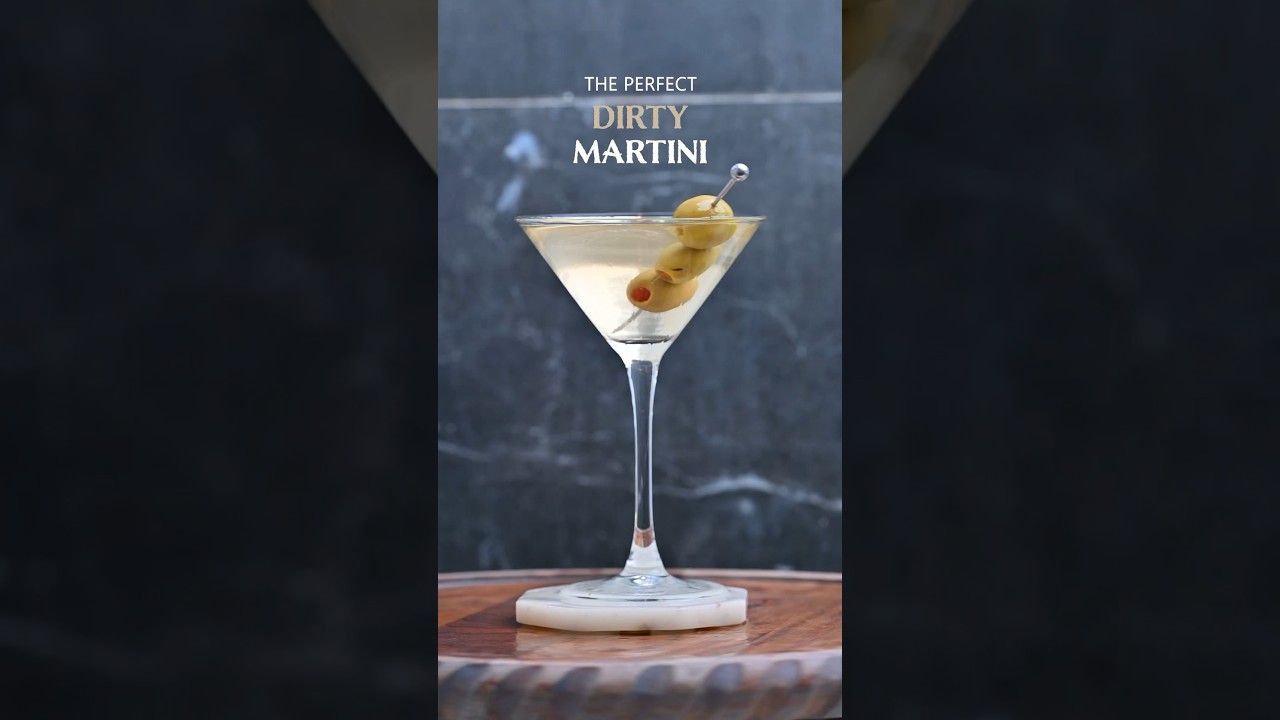 The perfect Dirty Martini 🍸#cocktail time #martini #dirtymartini #cocktail