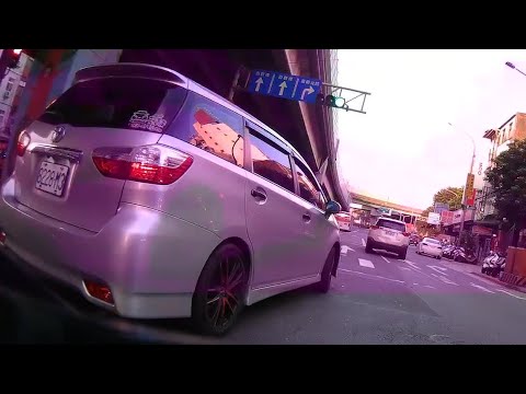 公車帶頭闖紅燈，最後一台無頭蒼蠅兼小狗還敢大聲啊！（檢舉成功）（車號：8228-M3） | WoWtchout - 地圖型行車影像分享平台