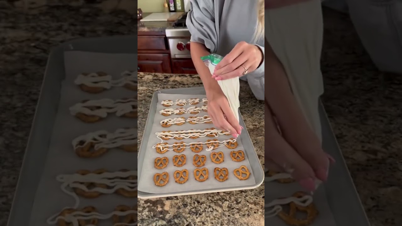 Easy Halloween Treat! Monster Pretzels! #momoffour #halloweentreats #easyhalloweentreats