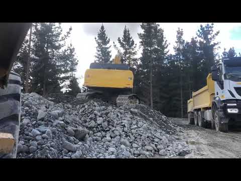 Sumitomo SH300 loading Iveco trakker 6x6 metal truck