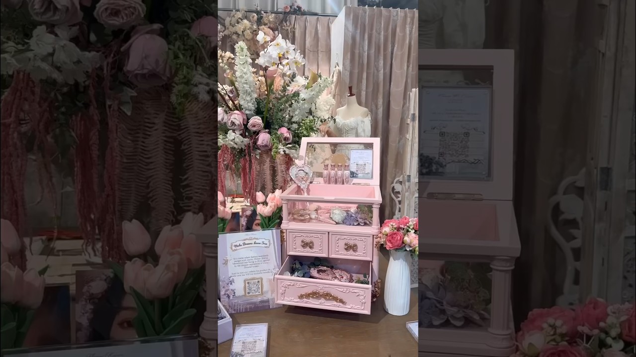Lacemade x Flower Knows Global pop up in nyc was SO cute. Giving major Bridgerton & I’m obsessed🌸