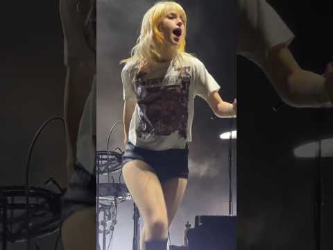 Hayley being Hayley #hayleywilliams #paramore #concert #music #atlanticcity