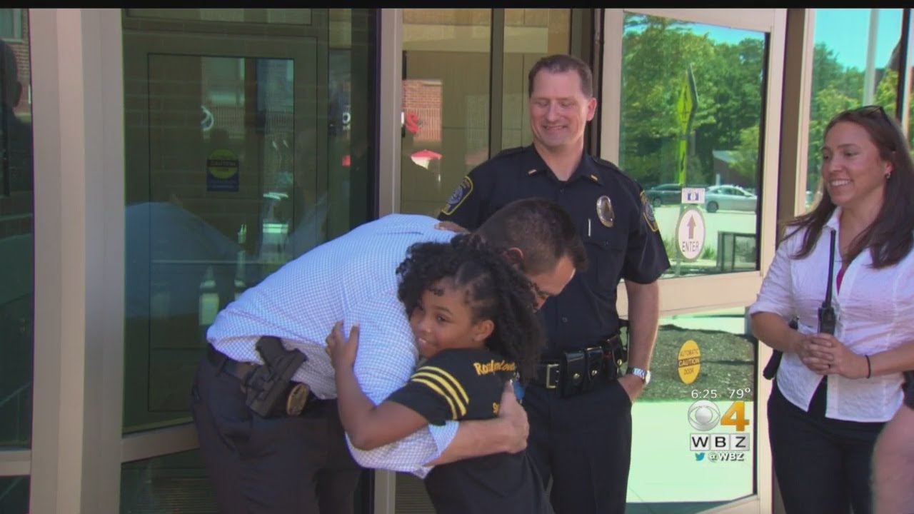 Girl On Mission To Hug Police In Every State