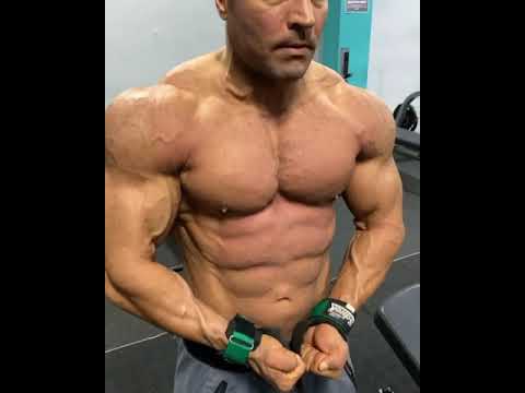 Spanish Bodybuilder Muscle Flexing #15