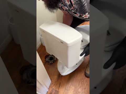 Plumber’s trick removing toilets 🚽