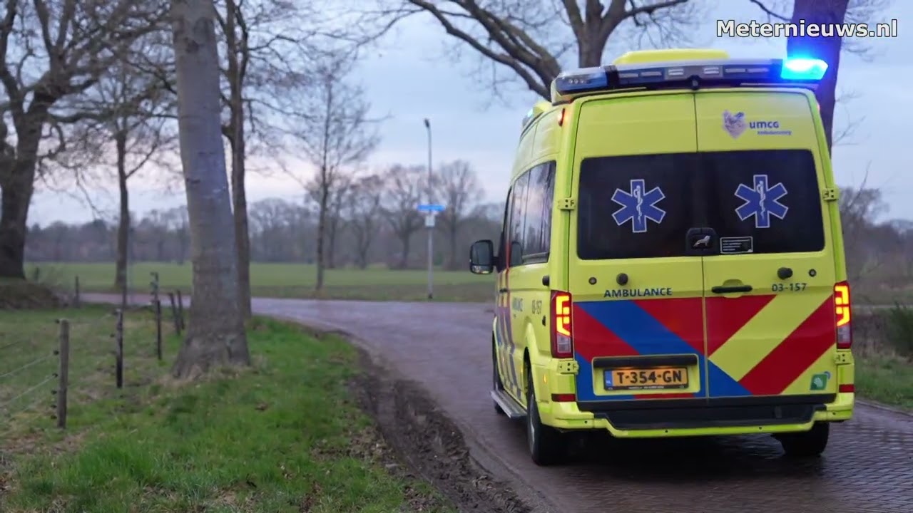 Auto tegen boom in Ruinen(Video)