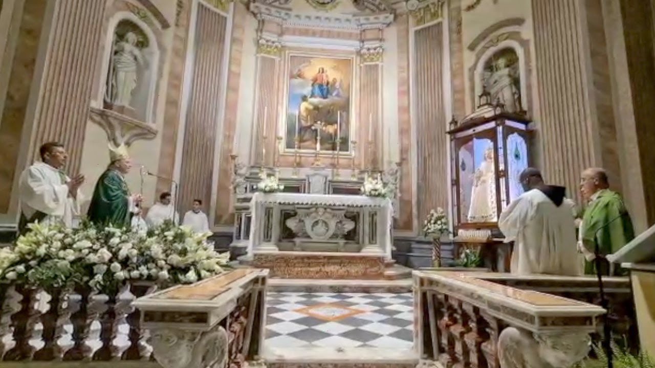 Mons. Sabino Iannuzzi recita l’Atto di Affidamento delle Famiglie a ...