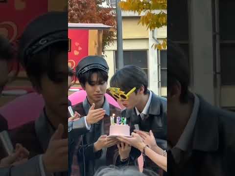 LEEKNOW BIRTHDAY PARTY WITH STAYS #straykids #leeknow