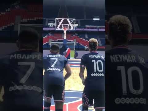 #Football players demonstrate their skills in #basketball ⚽️🏀 #neymar #mbappe #psg
