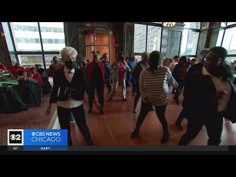 Seniors celebrate the holidays at Chicago Cultural Center party