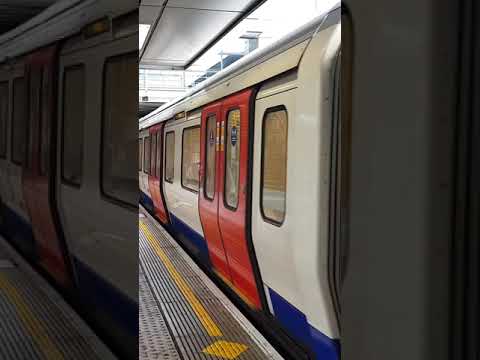 Metropolitan Line S8 Stock 21083 + 21084 arriving Wembley Park 10/08/21 #shorts