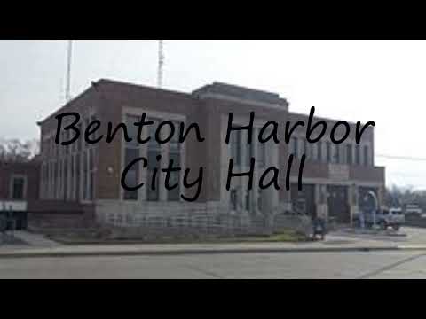 How to pronounce Benton Harbor City Hall in English?
