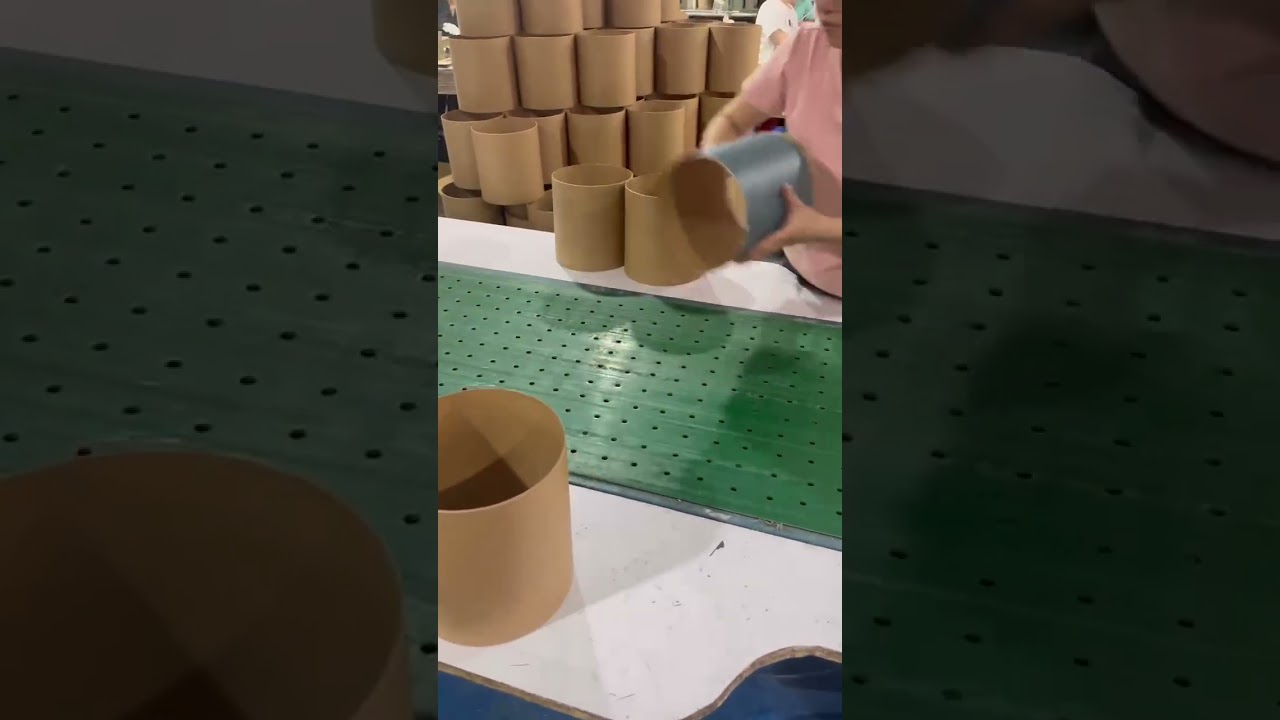 Making a round gift box Step 1: Fixing the surface paper#giftbox #roundbox #boxfactory
